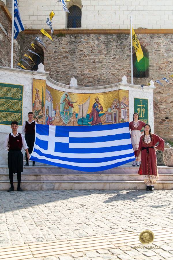 Έπαρση της παλαιότερης ελληνικής σημαίας της Καβάλας για τα 111 χρόνια ...