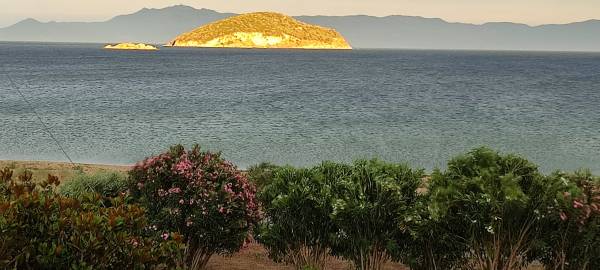 Όταν ο ήλιος «χρύσωσε» το Φιδονήσι απέναντι από τη Ν. Ηρακλείτσα ...