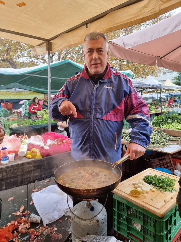 Όταν ο Νίκος Χαραλαμπίδης μαγείρεψε χοχλιούς σε πάγκο της λαϊκής αγοράς ...