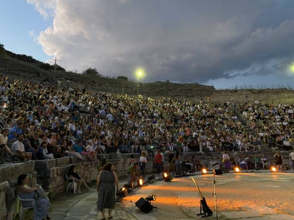 Γεμάτο το Αρχαίο Θέατρο Φιλίππων στον «Τυχαίο Θάνατο ενός Αναρχικού ...