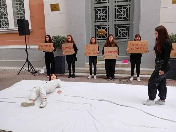 Λύκειο Ελληνίδων Καβάλας: η εφηβική θεατρική ομάδα λέει «Φτάνει πια ...