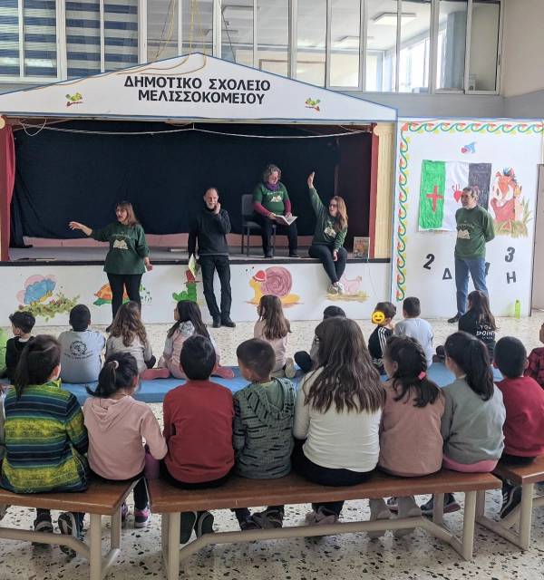 Το Δημοτικό σχολείο Μελισσοκομείου επισκέφθηκαν οι «Παραμυθάδες» παρέα ...
