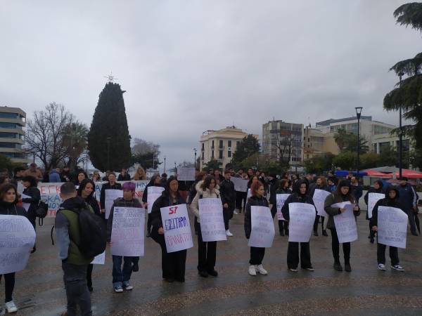Σιωπηρή διαμαρτυρία στην Καβάλα: "To έγκλημα αυτό δε θα ξεχαστεί, όλων ...