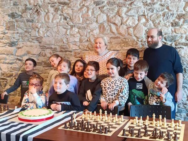 Γιορτινή διάθεση και δώρα για τη νέα σκακιστική ακαδημία του Θεαγένη ...